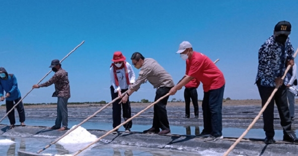 Bupati Indramayu Serap Aspirasi Petani Garam Bupati Indramayu Serap Aspirasi Petani Garam
