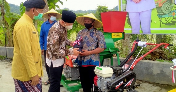 Gus Ipin Salurkan Bantuan Alsintan Kepada Poktan