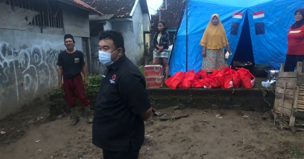 Yudha & Baguna Salurkan Bantuan ke Korban Banjir Bandang