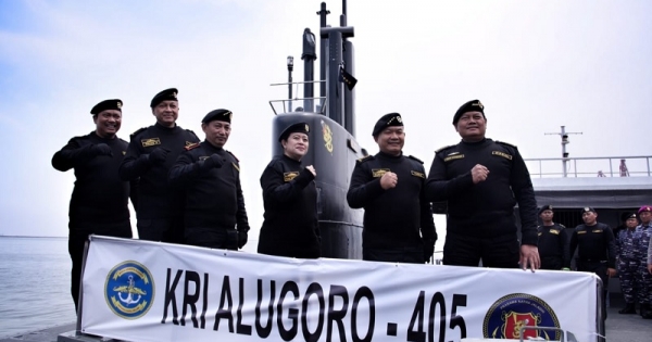Puan Terima Brevet Kehormatan TNI AL di KRI Alugoro-405