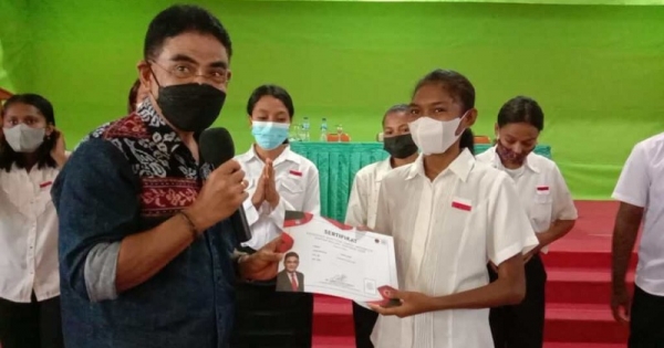 Andreas Hugo Serahkan KIP kepada Puluhan Mahasiswa di Ende