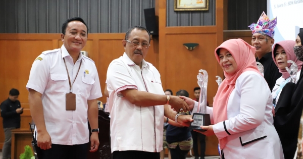 Armuji Serahkan 80 Penghargaan Terbaik Kompetisi SES