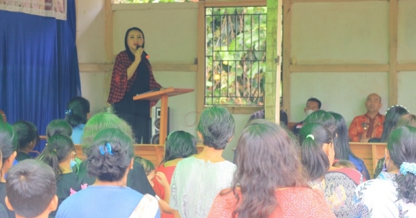 Karolin Ajak Masyarakat Gotong Royong Bangun Gereja