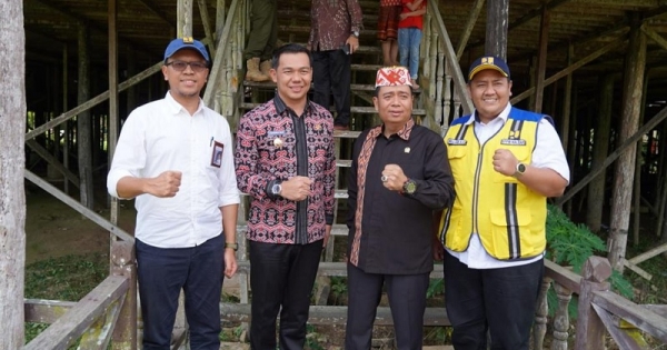 Lasarus Launching Renovasi Pembangunan Rumah Betang Lunsa Hilir, Rp19 ...