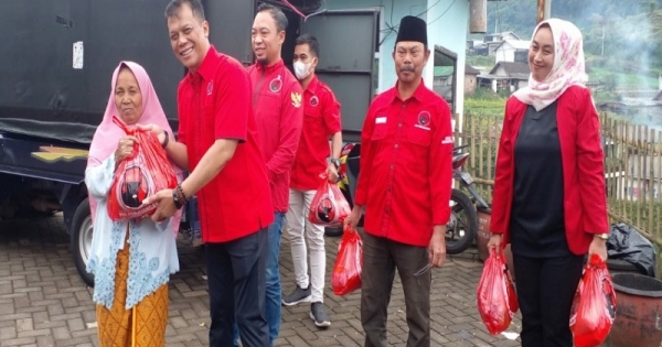 Ringankan Beban Warga, Khamim Tohari Bagikan 125 Paket Sembako
