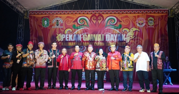 Lasarus Sumbang Rp80 Juta untuk Pekan Gawai Dayak ke-37