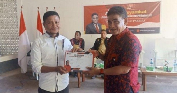 Andreas Hugo Serahkan Beasiswa PIP bagi 12.355 Siswa SD-SMA di Sikka