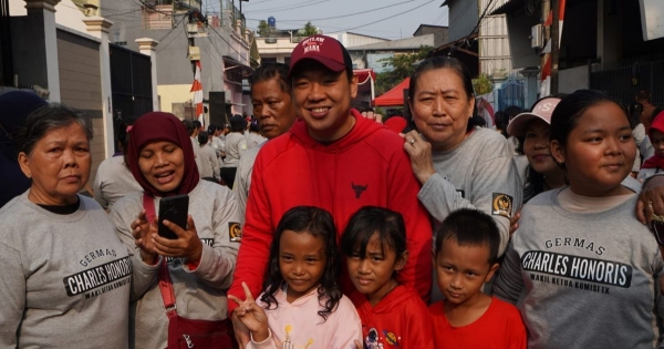 Charles Honoris Senam Bareng Ratusan Warga di Kelurahan Pejagalan