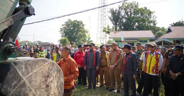 Lasarus Launching Jalan Manday-Embaloh Hilir Lewat Program Inpres Rp29 ...