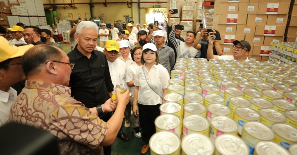 Ganjar Disambut Meriah Oleh Ribuan Karyawan Pabrik GGP di Lampung Tengah
