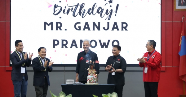 Ucapkan Selamat Ulang Tahun ke Ganjar, Mahfud MD: Semoga Hari Esok ... Ucapkan Selamat Ulang Tahun ke Ganjar, Mahfud MD: Semoga Hari Esok ...