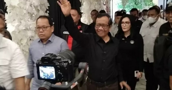 Mahfud MD ke Relawan: Sadarkan Rakyat Jangan Tertipu Rayuan Uang