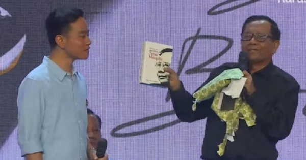 Mahfud MD Hadiahi Gibran Rakabuming Sebuah Buku Biografi saat jadi Ketua MK