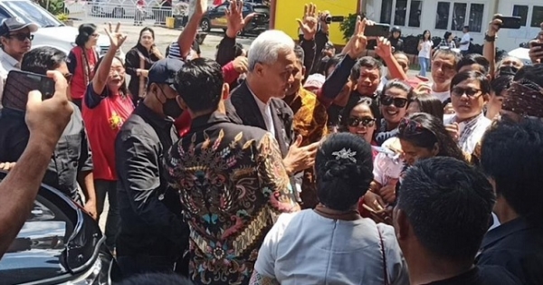 Berkunjung ke Toraja, Ganjar Pranowo Disambut Emak-emak Teriakkan Presiden