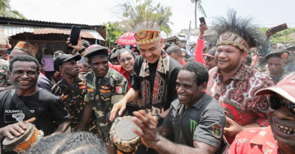 Ganjar Disambut Taria Gatzi Saat Tiba di Distrik Semangga