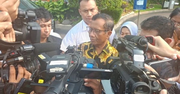 Mahfud MD Tanggapi Santai Hasil Survei Rendah Mahfud MD Tanggapi Santai Hasil Survei Rendah