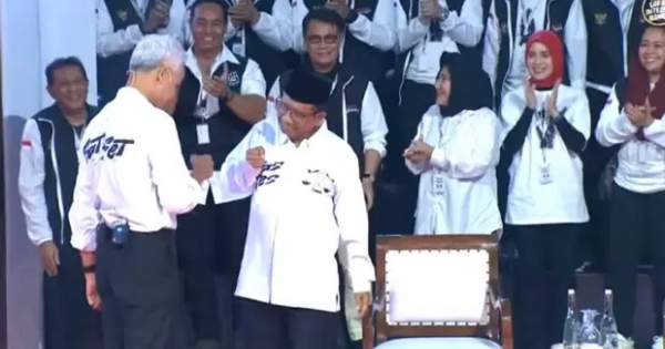 Sebelum Debat Pilpres 2024, Ganjar-Mahfud Kompak Tos Salam 3 Jari