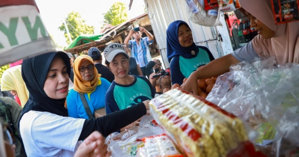 Blusukan Ke Pasar di Surabaya, Siti Atikoh Dicurhati Pedagang yang ... Blusukan Ke Pasar di Surabaya, Siti Atikoh Dicurhati Pedagang yang ...