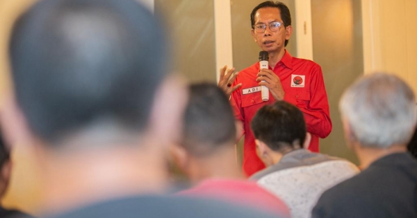 PDI Perjuangan Surabaya Nobar Debat Capres di Kampung, Promosikan KTP ... PDI Perjuangan Surabaya Nobar Debat Capres di Kampung, Promosikan KTP ...