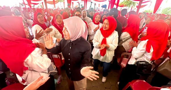 Momen Atikoh Ganjar Ramah Ladeni Anak SD Minta Tanda Tangan Saat ... Momen Atikoh Ganjar Ramah Ladeni Anak SD Minta Tanda Tangan Saat ...