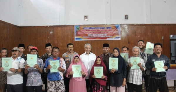 Reses, M. Nurdin Serahkan Sertifikat Gratis dan Bibit Tanaman Buah-buahan