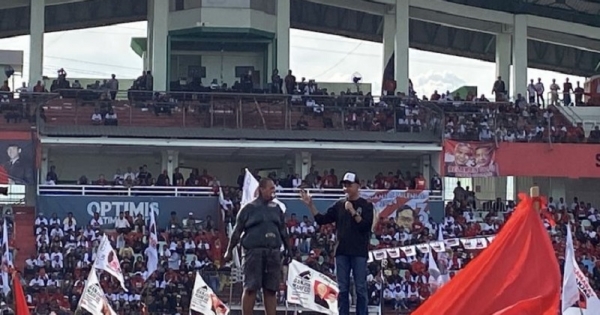 Ganjar Kampanye Terbuka di Sidoarjo, Relawan Cat Badan Warna Hitam dan ...