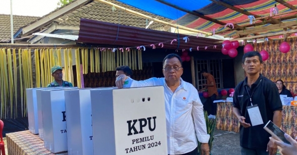 Salurkan Suara di TPS 001 Sawangan, Robby Dondokambey Yakin Ganjar ...