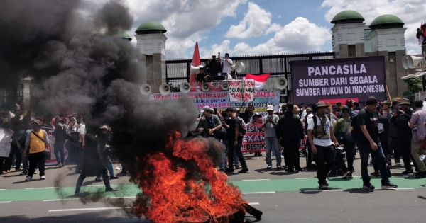Gantung Poster di Leher, Emak-emak Rela Panas-panasan Ikut Demo Hak ... Gantung Poster di Leher, Emak-emak Rela Panas-panasan Ikut Demo Hak ...
