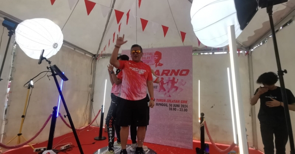Salam Metal, Momen Hasto Kristiyanto Jajal Photobooth 360 di Festival ...