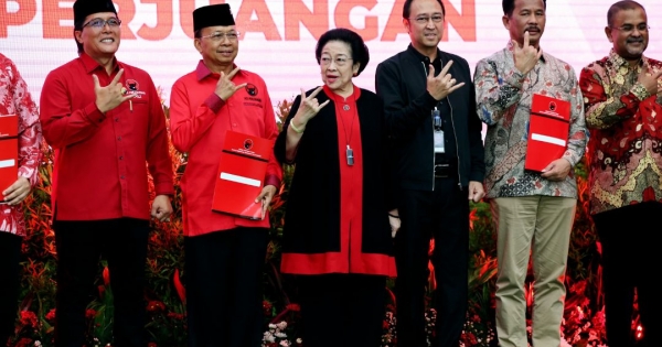 Johannes Rettob dan Emanuel Kemong Terima Rekomendasi PDI Perjuangan