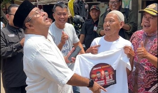Blusukan ke Permukiman Warga, Rano Karno Ditawari Bikin Kaos Kampanye