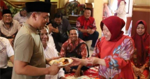 Risma-Gus Hans Resmikan Posko Pemenangan di Gayungsari Barat