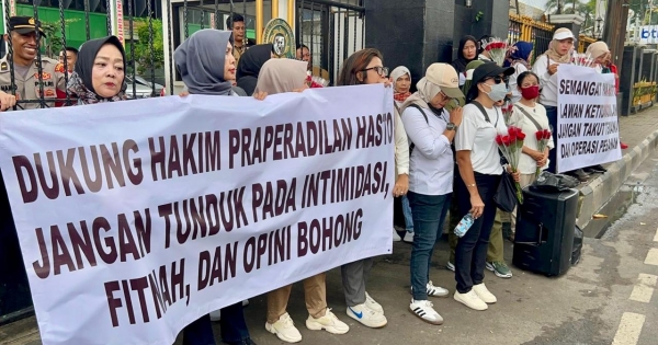 Emak-emak Gelar Aksi Damai di PN Jaksel, Semangati Hasto Kristiyanto dan Djuyamto Hakim Praperadilan