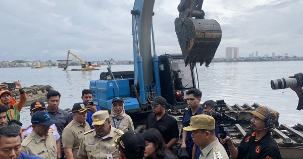 Pemprov Jakarta Kerahkan 1.000 Personel Keruk Sungai dan Waduk Antisipasi Banjir