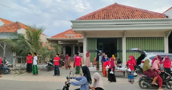 PAC PDI Perjuangan Gayam dan Hosnan Abrori Bagikan Ratusan Takjil ke ...