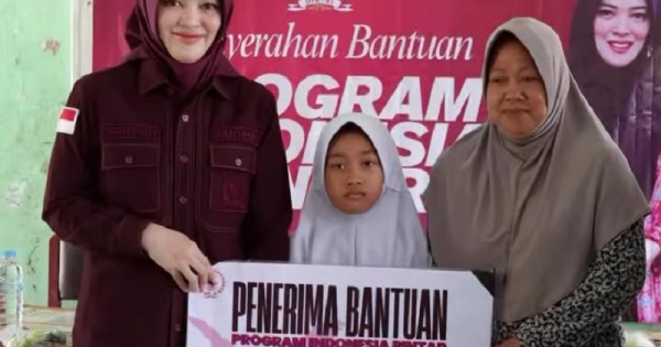 Sarifah Ainun Jariyah Serahkan Bantuan PIP di SDN Kebon Cau Serang