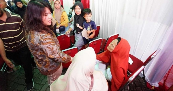Ima Mahdiah Bantu Warga Lansia di Kebon Jeruk Hingga Bisa Mendengar Kembali