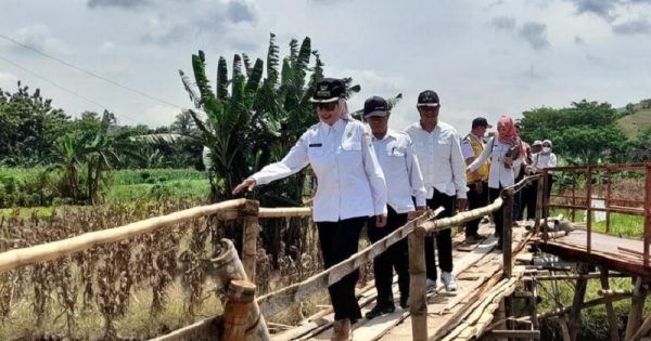 Bupati Tika Alokasikan APBD Rp1 Miliar Bangun Jembatan Penghubung ...