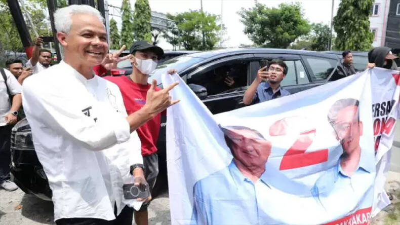 Momen Humanis Ganjar, Ajak Pendukung Prabowo Makan dan Sampaikan Pesan ... Momen Humanis Ganjar, Ajak Pendukung Prabowo Makan dan Sampaikan Pesan ...