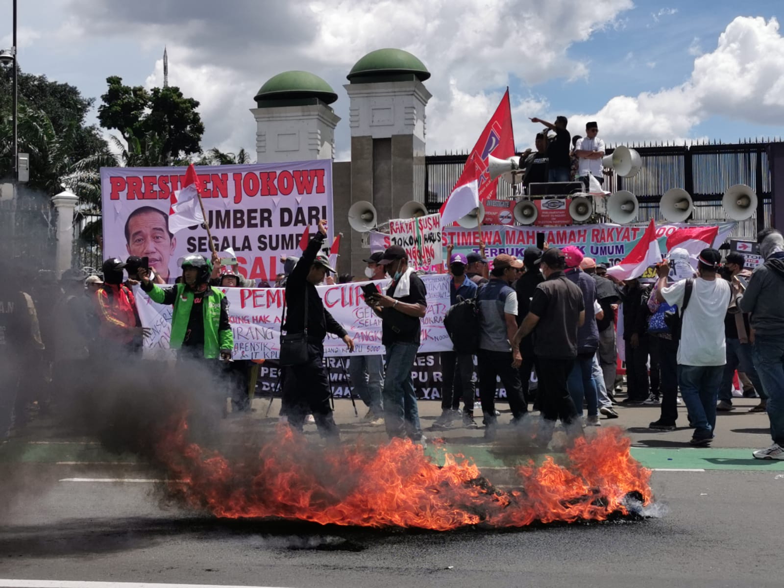 Demo di DPR, Koalisi Nasional Penyelamat Demokrasi Dorong Hak Angket ...