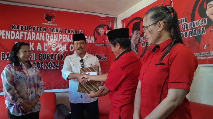 Maju Pilkada Tana Toraja, Darma Lelepadang Mendaftar di PDI Perjuangan