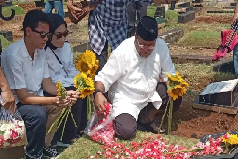 Rano Karno Ziarah ke Makam Babeh Sabeni dan Mak Nyak di Karet Bivak Rano Karno Ziarah ke Makam Babeh Sabeni dan Mak Nyak di Karet Bivak