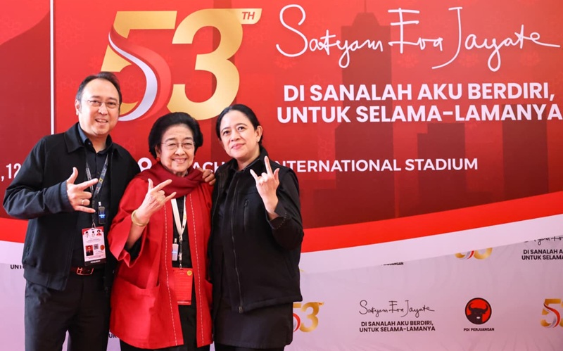 Simbol Soliditas: Prananda dan Puan Kompak Cium Pipi Megawati di Rakernas